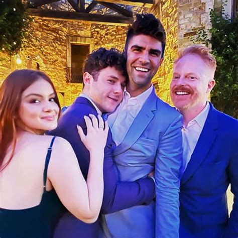 Familia De Sarah Hyland Sarah Hyland Nackt Mit Verlobungsring Auf Dem