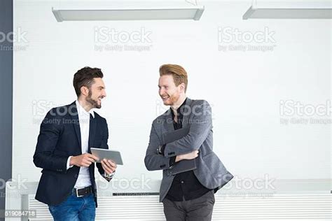 젊은 행복함 사업가 업무 디지털 태블릿 발허리뼈와 및 토킹 2명에 대한 스톡 사진 및 기타 이미지 2명 기업 비즈니스 기업 재무와 산업 Istock