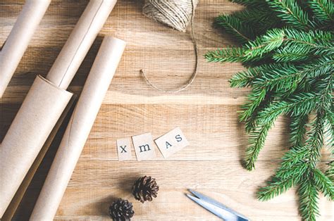 밝은 나무 배경에 크리스마스 장식입니다 텍스트 또는 디자인 서식 파일 0명에 대한 스톡 사진 및 기타 이미지 0명 가문비나무 개념 Istock