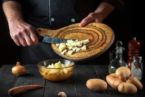전문 요리사는 점심 또는 저녁 식사를 위해 생 감자를 준비합니다 식당 주방에서 일하는 동안 요리사의 손을 클로즈업 남자에 대한 스톡 사진 및 기타 이미지 Istock