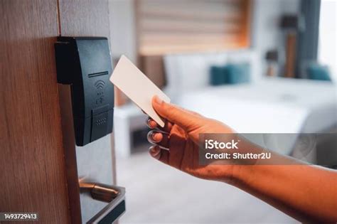 침실 배경이 있는 호텔 방에 액세스하기 위해 키 카드를 들고 있는 손 보안 및 개인 정보 보호 개념입니다 객실 열쇠에 대한 스톡 사진 및 기타 이미지 Istock