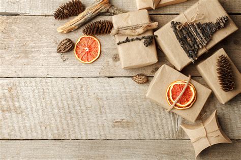 소박한 선물은 소나무 콘과 나무 테이블에 자연 장식과 공예 종이에 싸여 간단한 Eco 플라스틱 무료 선물 제로 폐기물 크리스마스 개념 복사 공간 0에 대한 스톡 사진 및