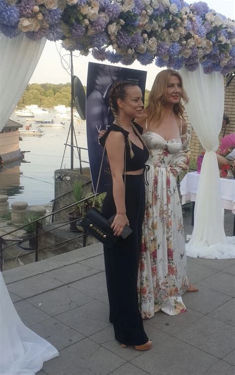 Dekolte U Prvom Planu Vesna Dedić Zablistala Na Promociji Nove Knjige