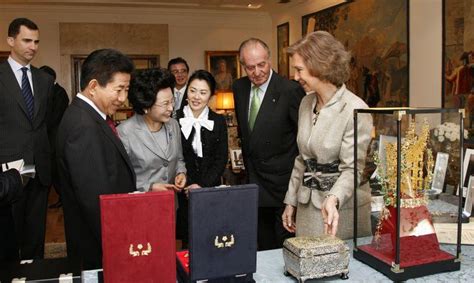 노무현사료관 스페인 국빈 방문 중 후안 카를로스 국왕 내외로부터 선물에 대해 설명을 듣는 노무현 대통령 내외