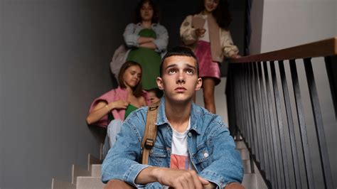 왜 우리는 일대일로 있을 때보다 집단으로 있을 때 더 외로움을 느끼는가