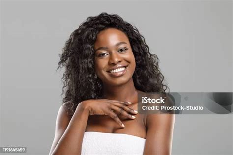 Potret Wanita Cantik Afrika Dengan Riasan Kulit Dan Telanjang Yang