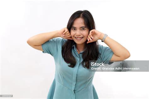 긍정적 인 젊은 아시아 여자는 행복하게 미소 짓고 카메라는 쾌활한 표정을 짓고 캐주얼 셔츠는 뺨에 손을 대고 고립 된 흰색 배경을 유지하고 당신을 칭찬하고 훌륭한 선택을