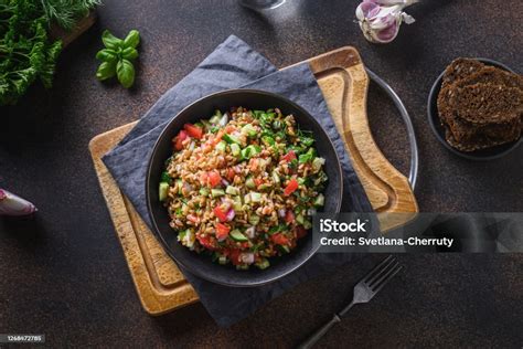 갈색 배경에 그릇에 제철 야채와 함께 요리 된 통곡물 시리얼 스펠트 샐러드 0명에 대한 스톡 사진 및 기타 이미지 0명 Farro 갈색 Istock