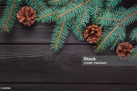 흰색 나무 바탕에 전나무 나무와 소나무 콘과 크리스마스 장식 0명에 대한 스톡 사진 및 기타 이미지 0명 계절 고풍스런