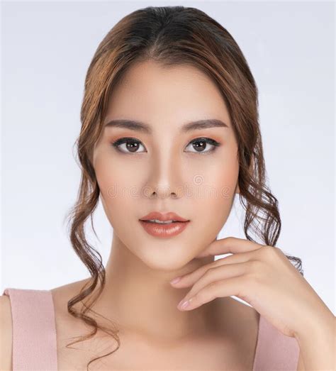 Cerrar A La Preciosa Joven Que Posa Gesto De Belleza Con Piel Limpia Y Fresca Foto De Archivo