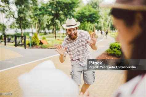 테마 요리 과자 가족 작은 사업 이다입니다 연인 한 쌍의 젊은 남자와 여 자가 상인 모자 콘센트의 소유자에에서 게 사탕 Floss 요정 치 실 또는 솜 사탕 공원에서 여름에
