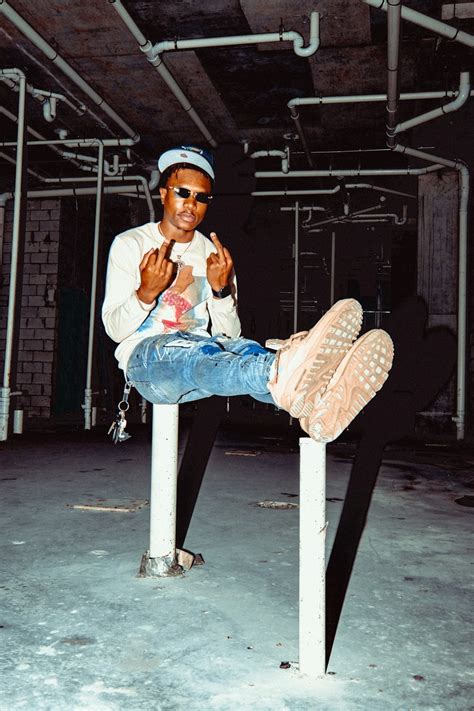 회색 콘크리트 벤치에 앉아 흰 셔츠와 파란색 데님 청바지를 입은 남자 사진 Unsplash의 무료 미국 이미지