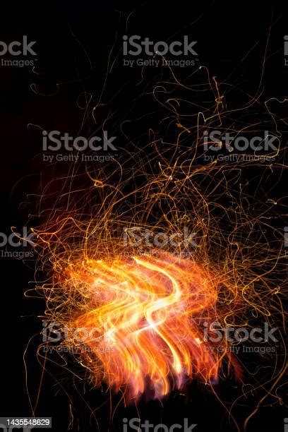 캠프 파이어 불꽃은 검은 배경에 고립 된 긴 노출을 촉발합니다 검은 배경에 고립된 긴 노출의 불꽃 가연성에 대한 스톡 사진 및 기타 이미지 Istock