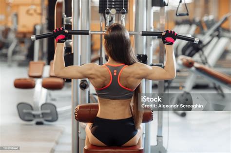 체육관에서 위도 풀다운 기계에서 일하는 젊은 여성 스포츠 피트니스 파워 리프팅 및 사람들 개념 케이블에 대한 스톡 사진 및 기타 이미지 Istock