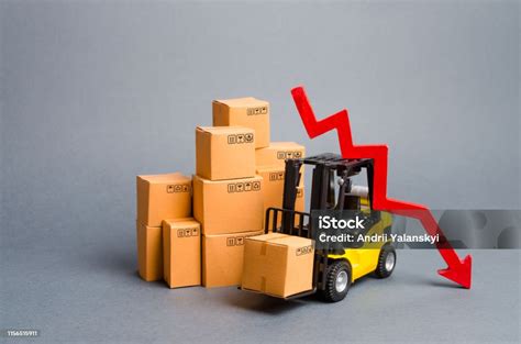 골판지 상자와 아래로 빨간색 화살표 노란색 지게차 트럭 산업 생산 및 비즈니스의 개념 하락 경기 침체 불리한 사업여건 경쟁력 저하 0명에 대한 스톡 사진 및 기타 이미지