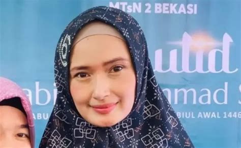 Hijrah Mega Aulia Putri Menangis Minta Foto Lama Tanpa Hijab Tak