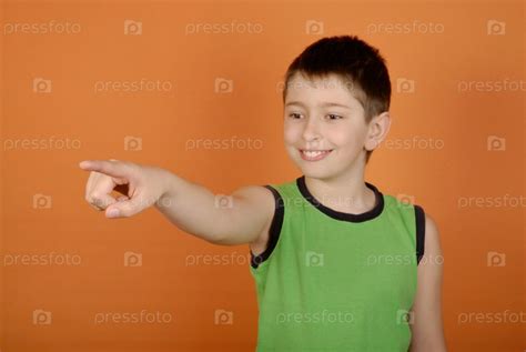 Фотография на тему Маленький мальчик показывает пальцем и смеется Pressfoto