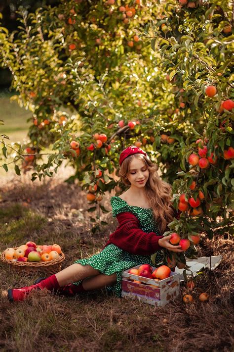 Premium Photo Harvesting On The Farm Portrait Of A Beautiful Girl In