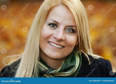 Mujer Joven Sonriente Foto De Archivo Imagen De Hermoso 21836378