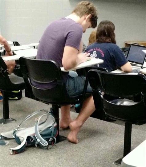 Pin Von Troyterry Auf Going Barefoot Barfuß Männer Barfuß Füße