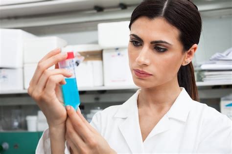 Premium Photo Woman Doing Experiments In A Lab