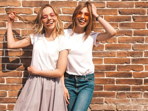 Portrait De Deux Jeunes Belles Filles Blondes Souriantes Hipster Dans Des V Tements De T Shirt