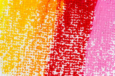 부스러기와 여러 가지 빛깔의 분필의 덩어리 수채화에 대한 흰색 종이에 오일 페스텔 옐로우 핑크 레드 그린 그레이 라이트 그린 진홍색 0명에 대한 스톡 사진 및 기타 이미지