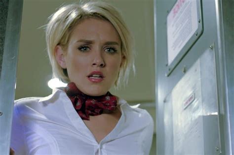 Ανέκδοτο Μελαχρινή κοκκινομάλα κ ξανθιά πάνε για μαλλια κ συζητάνε για τρίχες και…Πeh Πολύ