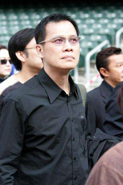 音乐才子黃霑葬礼 曾写歌2000多首 李克勤郑少秋汪明荃悼念 搜狐大视野 搜狐新闻