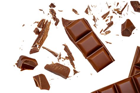 고립 된 초콜릿 바 조각이 흰색 배경에 떨어집니다 코코아 부스러기 컬 및 부스러기가있는 밀크 초콜릿 폭발 평면도 플랫 레이 갈색에 대한 스톡 사진 및 기타 이미지 Istock