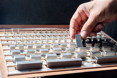 작업자가 게이지 블록을 표시하고 있습니다 게이지 블록은 정밀 길이를 생성하는 시스템입니다 계측기 교정에 대한 스톡 사진 및 기타 이미지 Istock