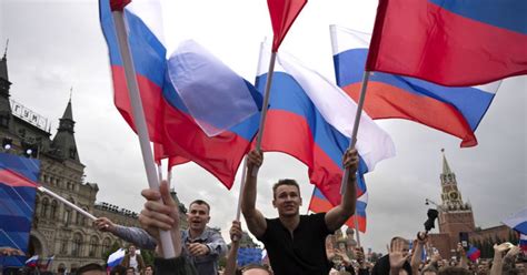 러시아의 날 맞아 국기 흔드는 사람들