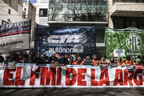 La Deuda De Argentina Baja A 282753 Millones De Dólares En El Tercer