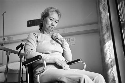 悲伤和沮丧的亚洲老妇人独自坐在轮椅上高清图片下载 正版图片506416174 摄图网