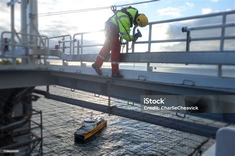 이동 선박 보호를 가진 방책의 검사 그리고 수리를 만드는 밧줄 접근 기술자 해양구조물에 대한 스톡 사진 및 기타 이미지 해양