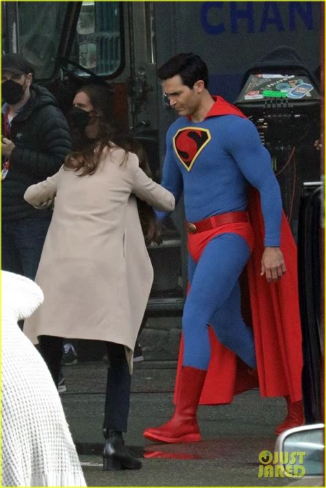 Tyler Hoechlins Superman Suit Looks Very Different In New Superman