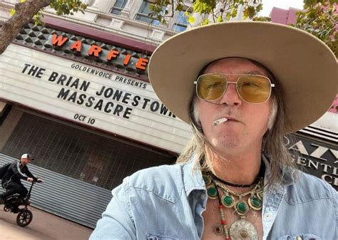 The Brian Jonestown Massacre Band Members Brawl Onstage During Concert Cancel Rest Of Tour