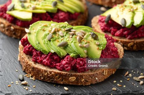 아보카도 호박 해바라기 대마 및 아마씨를 얹은 어두운 사워도우 빵에 비트 뿌리 후무스 토스트 비건 채식주의 슈퍼 푸드 비트 뿌리에 대한 스톡 사진 및 기타 이미지 Istock