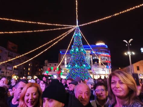 Румен Радев дойде в Бургас и засипа със суперлативи кмета Димитър Николов