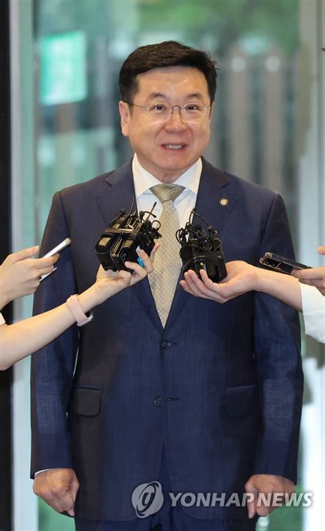 취재진 질문 답하는 이찬희 삼성 준감위원장 연합뉴스