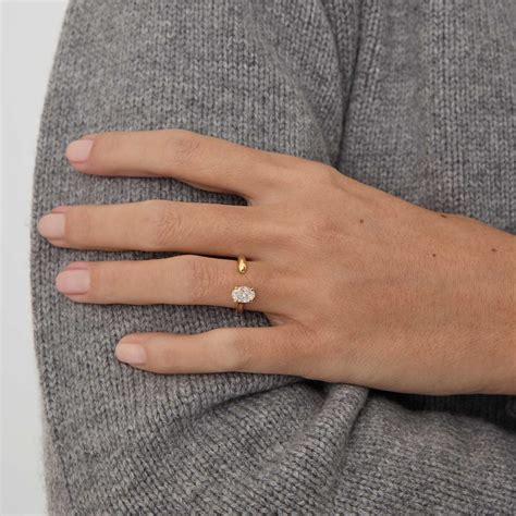 Lilo Oval Ring Modern 18k Gold Engagement Ring Oval Diamond
