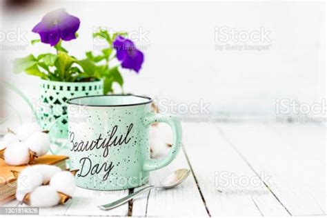 흐릿한 배경 전면 흐림이있는 나무 흰색 테이블에 차 한 잔을 클로즈업합니다 꽃 책 작은 술 면 상자와 정물 봄 아침 식사 공간을 복사합니다 0명에 대한 스톡 사진 및 기타