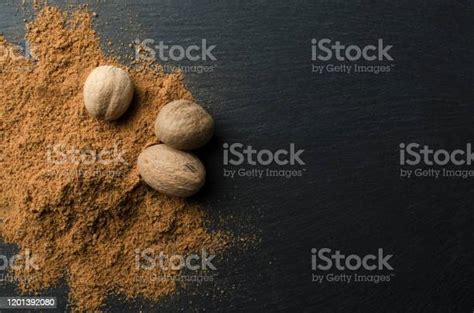 검은 표면에 전체 육두구와 분말의 상단보기 텍스트에 대한 빈 공간 가루로 빻은에 대한 스톡 사진 및 기타 이미지 가루로 빻은 갈색 건강한 식생활 Istock