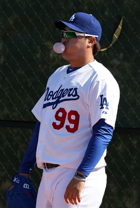 풍선껌 씹는 류현진 아주경제