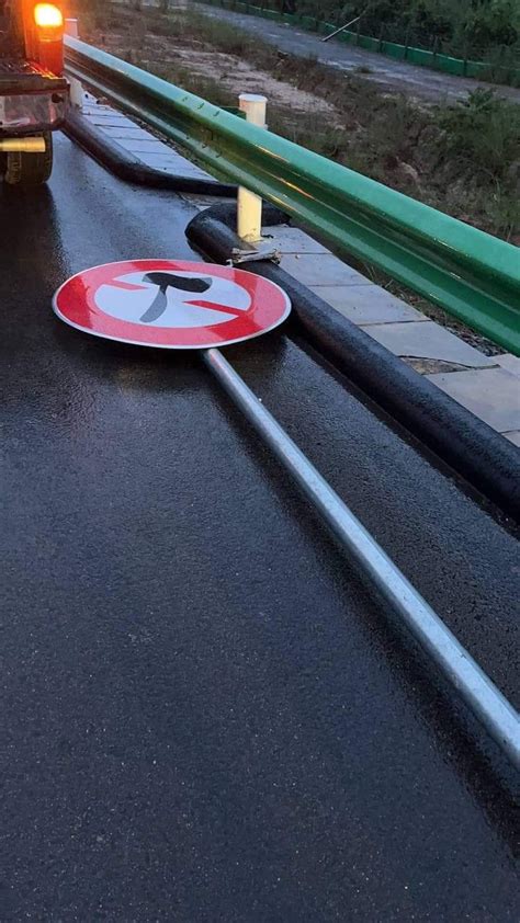 ឯកឧត្តម គង់ វិមាន អ្នក នាំ ពាក្យ ក្រសួង សាធារណការ បញ្ជាក់ថា ផ្លាកសញ្ញា ពូថៅ ដៃ ដែល ដាក់ នៅ ផ្លូវ