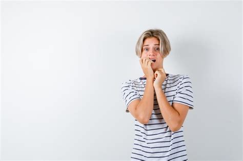 Красивый мальчик подросток в полосатой футболке Бесплатное фото