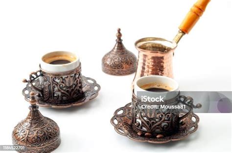 전통적인 터키 커피 세트 중동 문화와 아랍 전통 개념 테마 컵과 구리 냄비의 금속 세트와 나무 손잡이 흰색 배경에 고립 된 0명에 대한 스톡 사진 및 기타 이미지 Istock