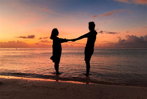 유토이미지 아름다운 석양속 커플의 실루엣