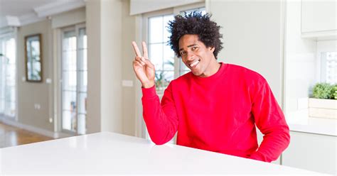 아프리카계 미국인 남자가 승리 기호를 수행 카메라에 행복 한 얼굴 윙크와 함께 웃 고 캐주얼 빨간 셔츠를 입고 2 번 아프로 머리에 대한 스톡 사진 및 기타 이미지 Istock