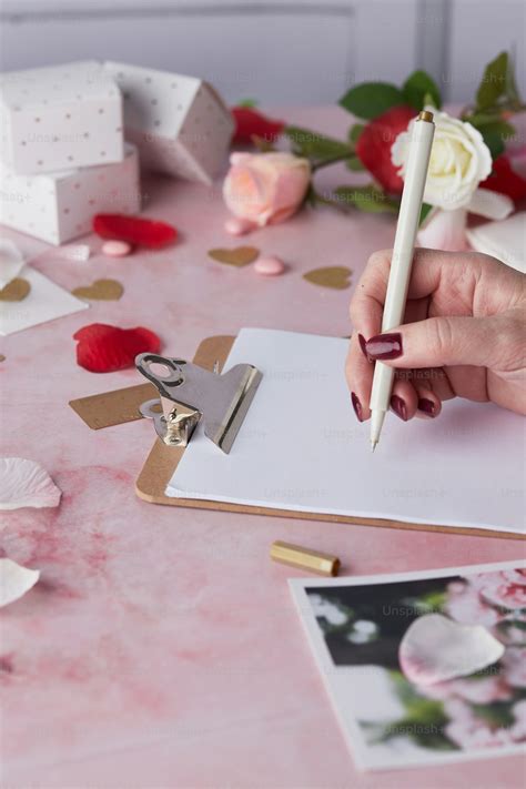 펜을 들고 종이에 글을 쓰는 여자의 손 사진 Unsplash의 쓰기 이미지